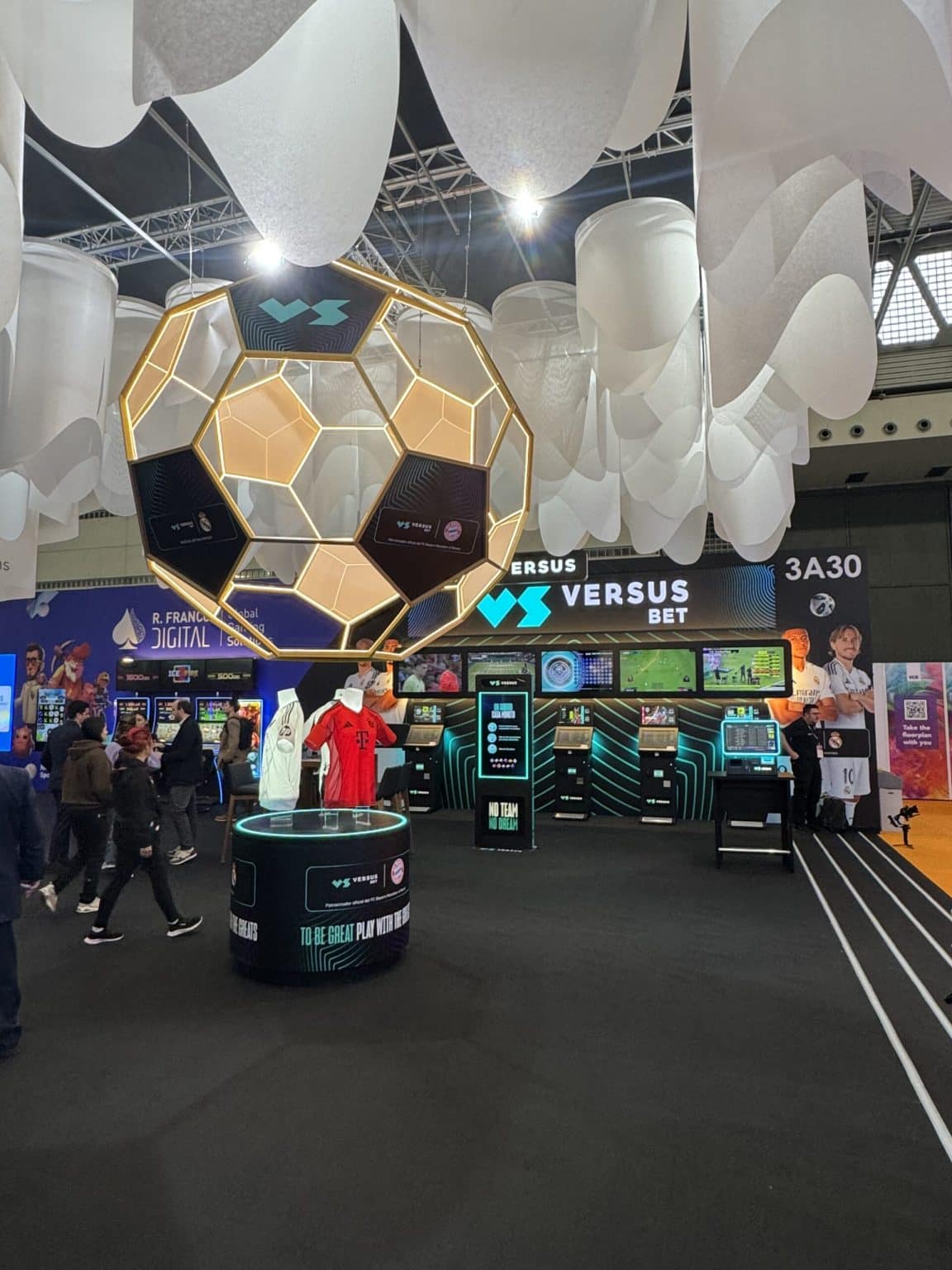 FOTOS: Orenes se estrenó con gran éxito en ICE Barcelona - Sector del Juego